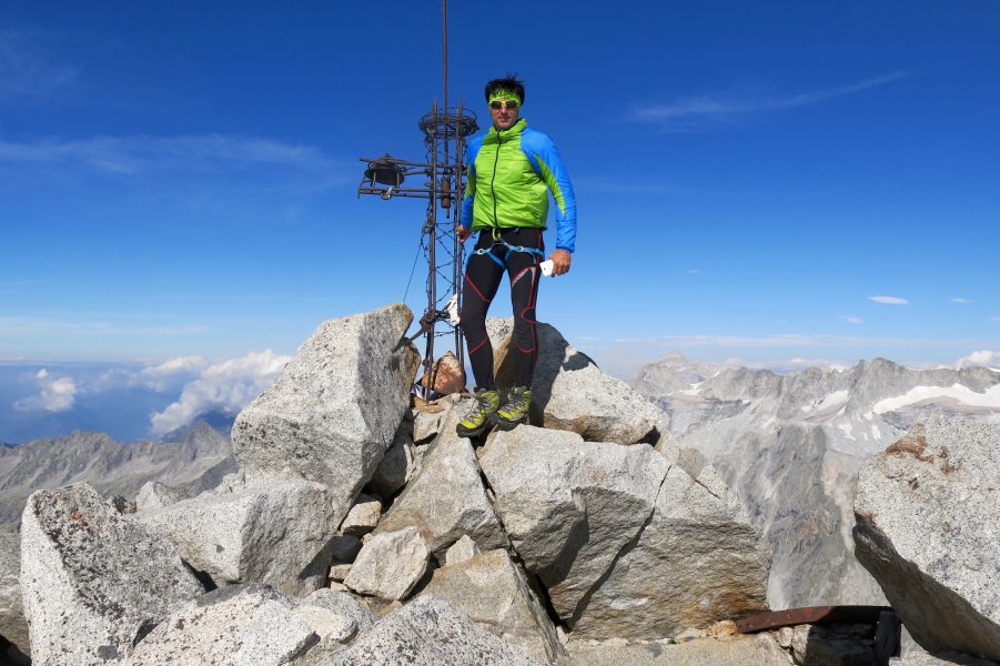 Ottavio sulla condivisa (elmo austriaco e italiano) croce di vetta ...